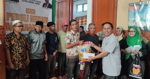 ICMI Aceh Bagikan 235 Paket Sembako untuk Kaum Dhuafa