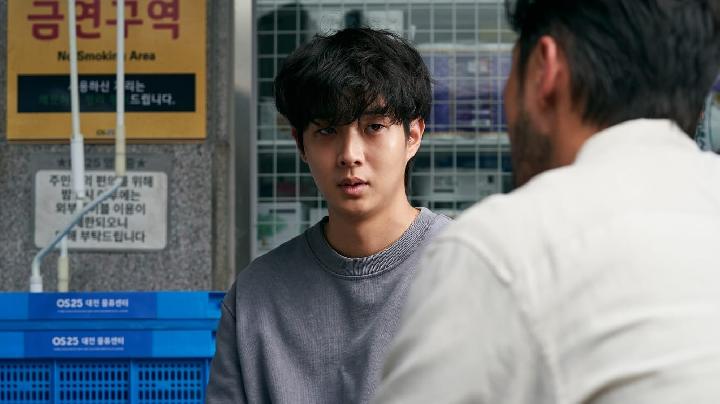 5 Film dan Drama Korea Populer yang Dibintangi Choi Woo Shik