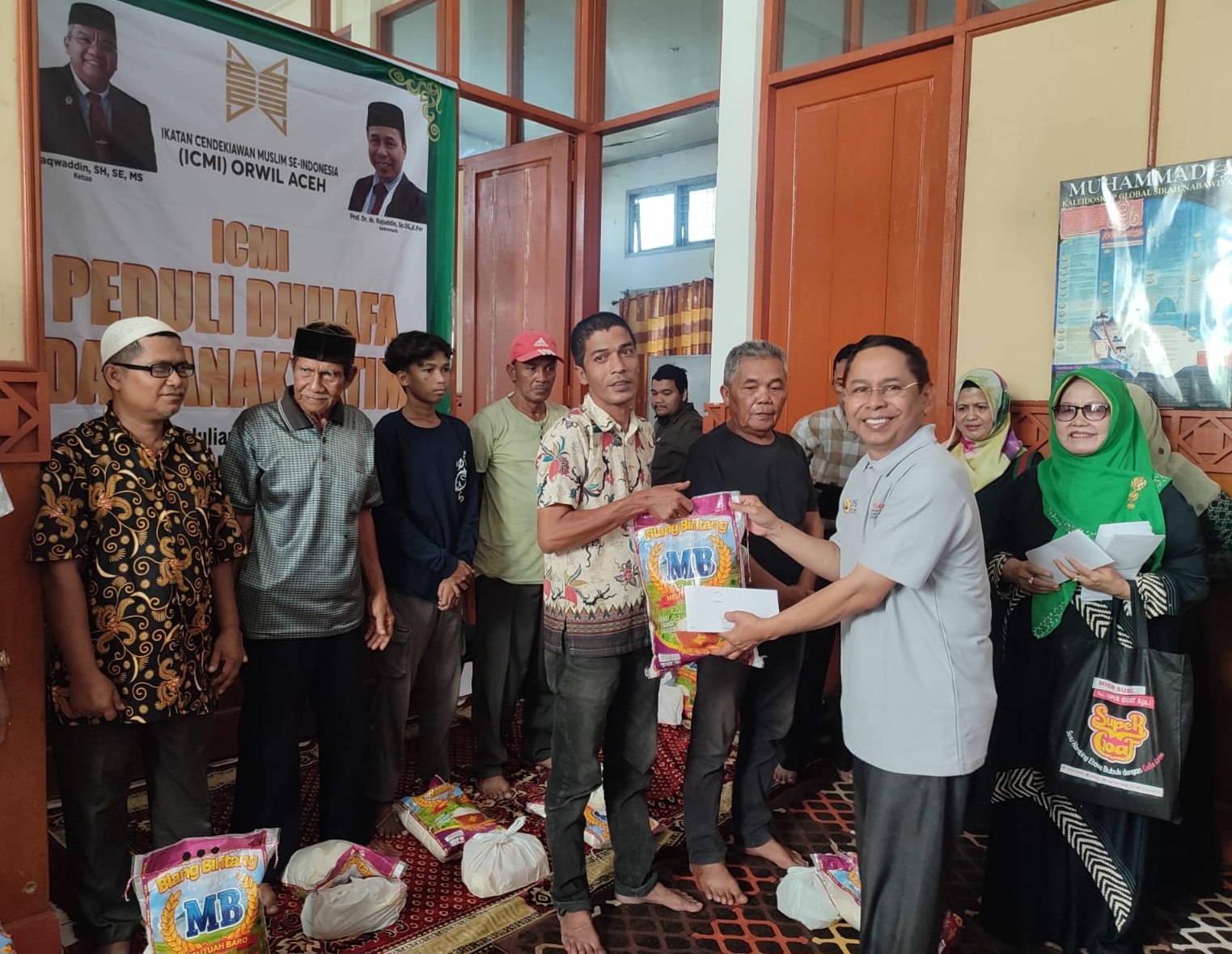 ICMI Aceh Bagikan 235 Paket Sembako untuk Kaum Dhuafa