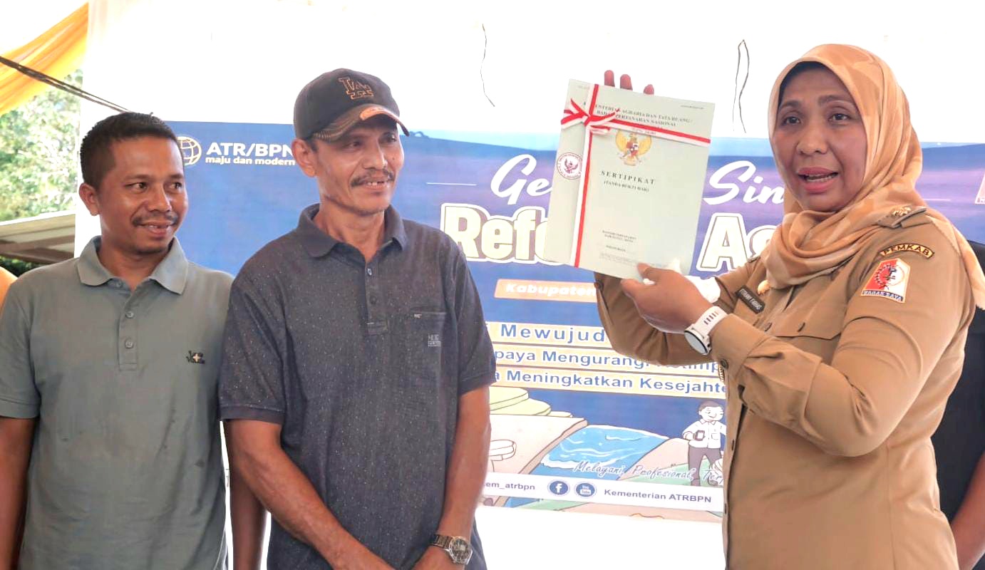 Pj Bupati Nagan Raya Serahkan 99 Sertifikat Tanah untuk Warga Babah Dua