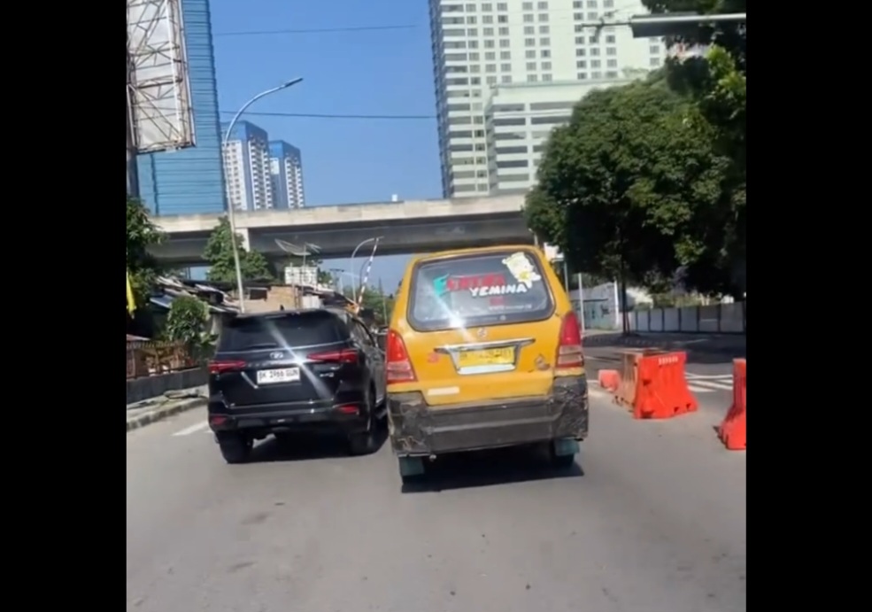 Viral Sopir Angkot Pepet Fortuner Polisi hingga Spion Patah, Begini Ending-nya