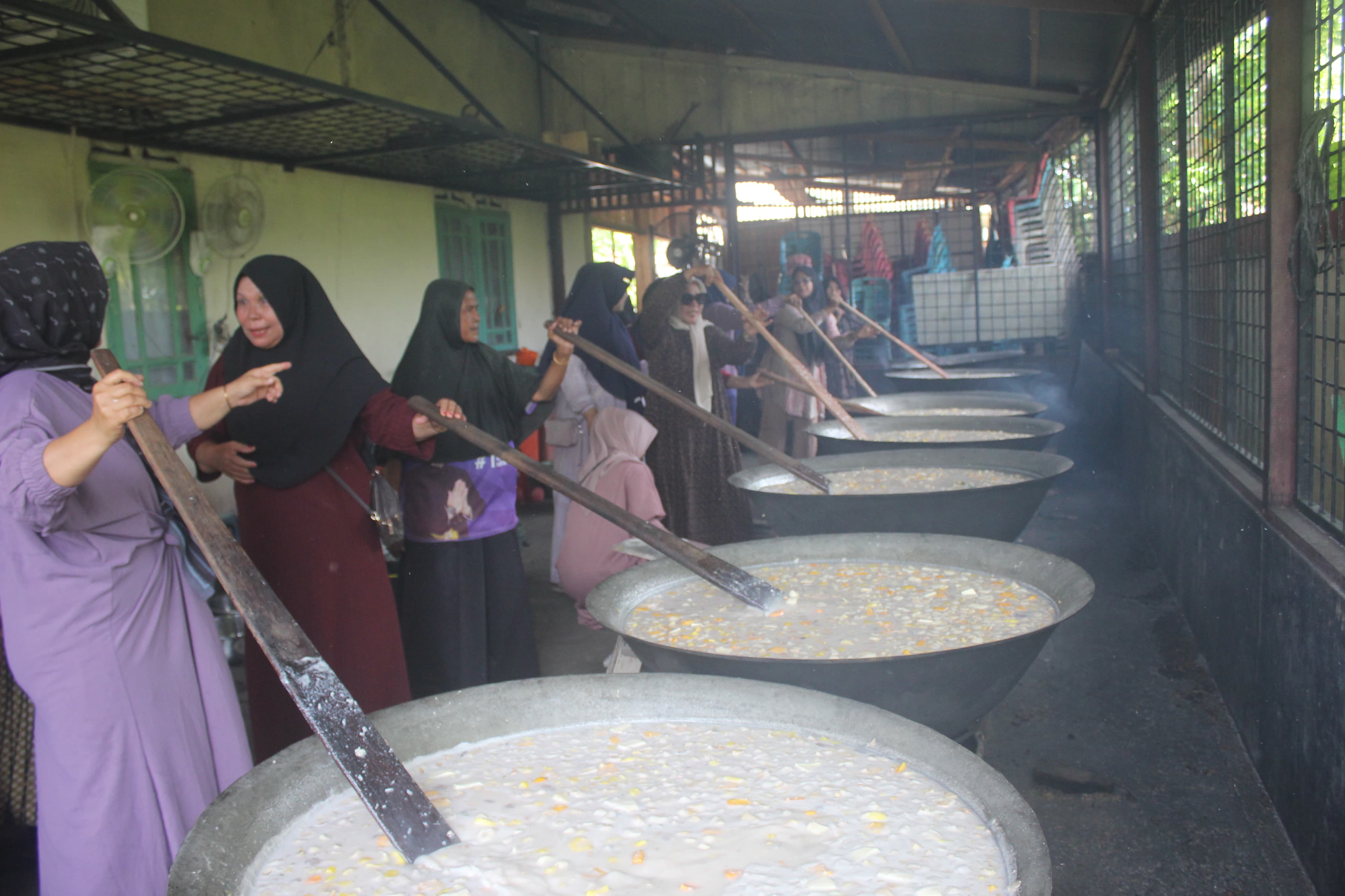 Melihat Tradisi Memasak Bubur Kanji Asyura di Aceh