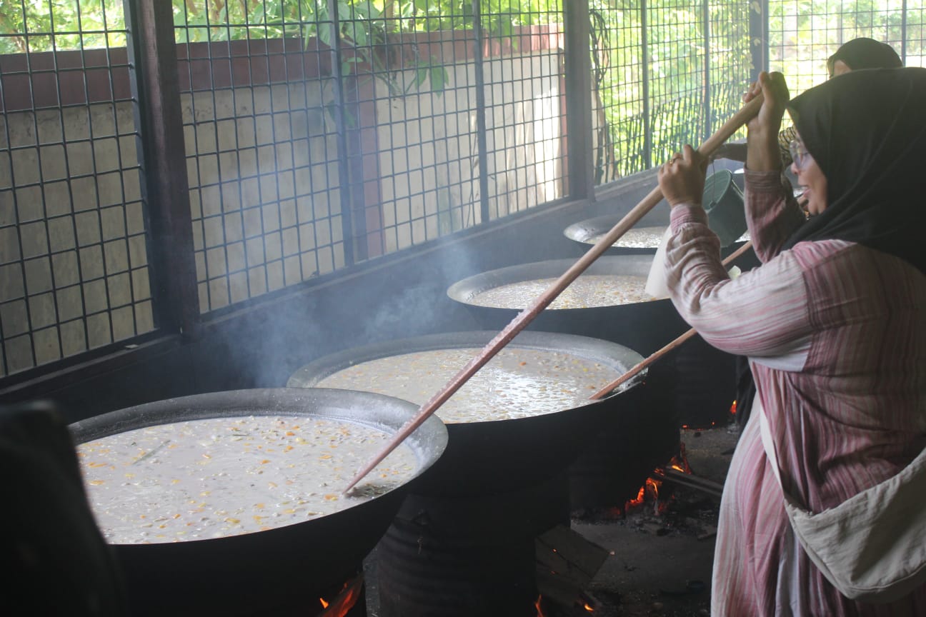 Melihat Tradisi Memasak Bubur Kanji Asyura di Aceh
