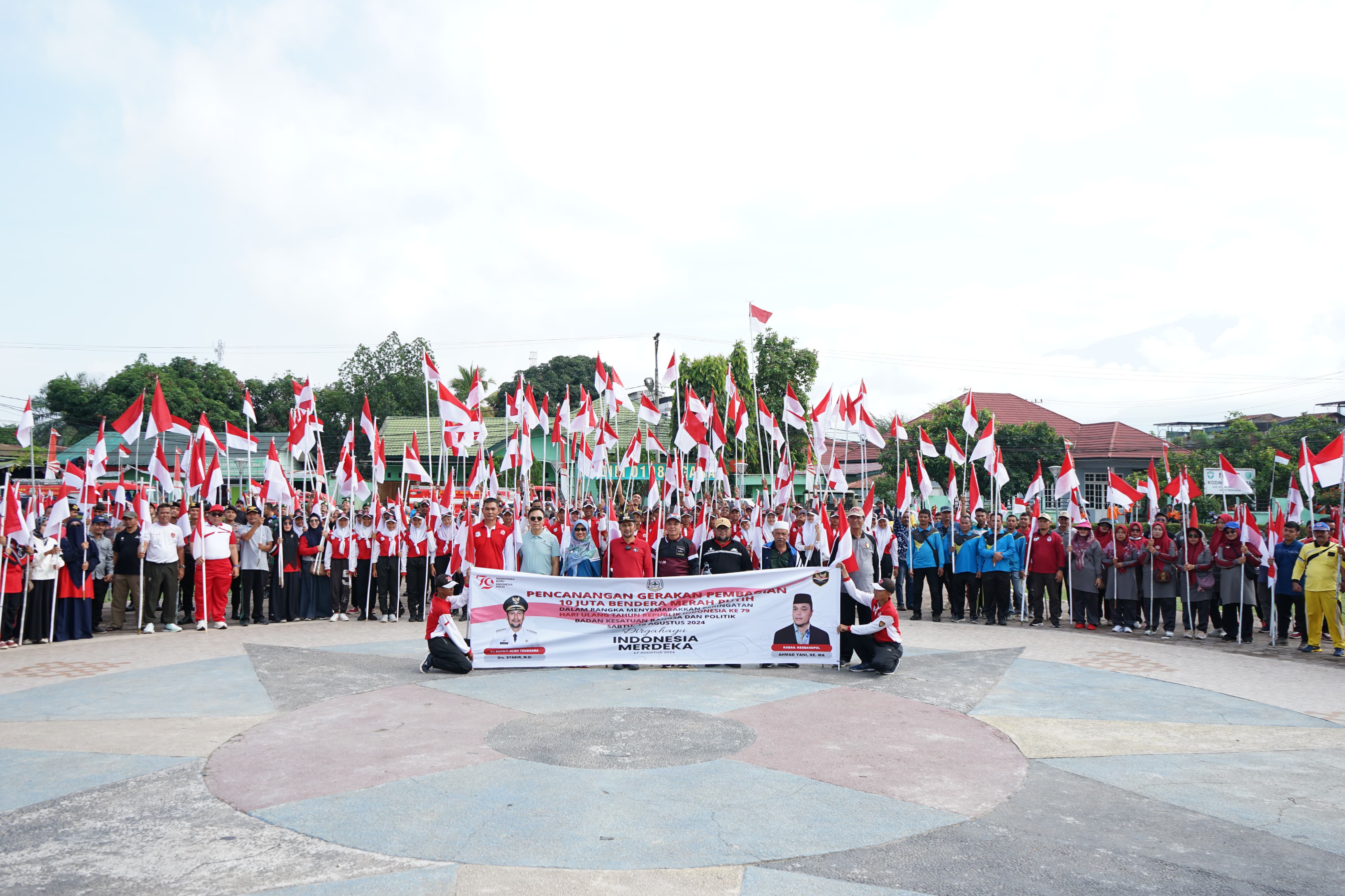 Pj Bupati Agara Pimpin Apel Gerakan Pembagian 10 Juta Bendera Merah Putih
