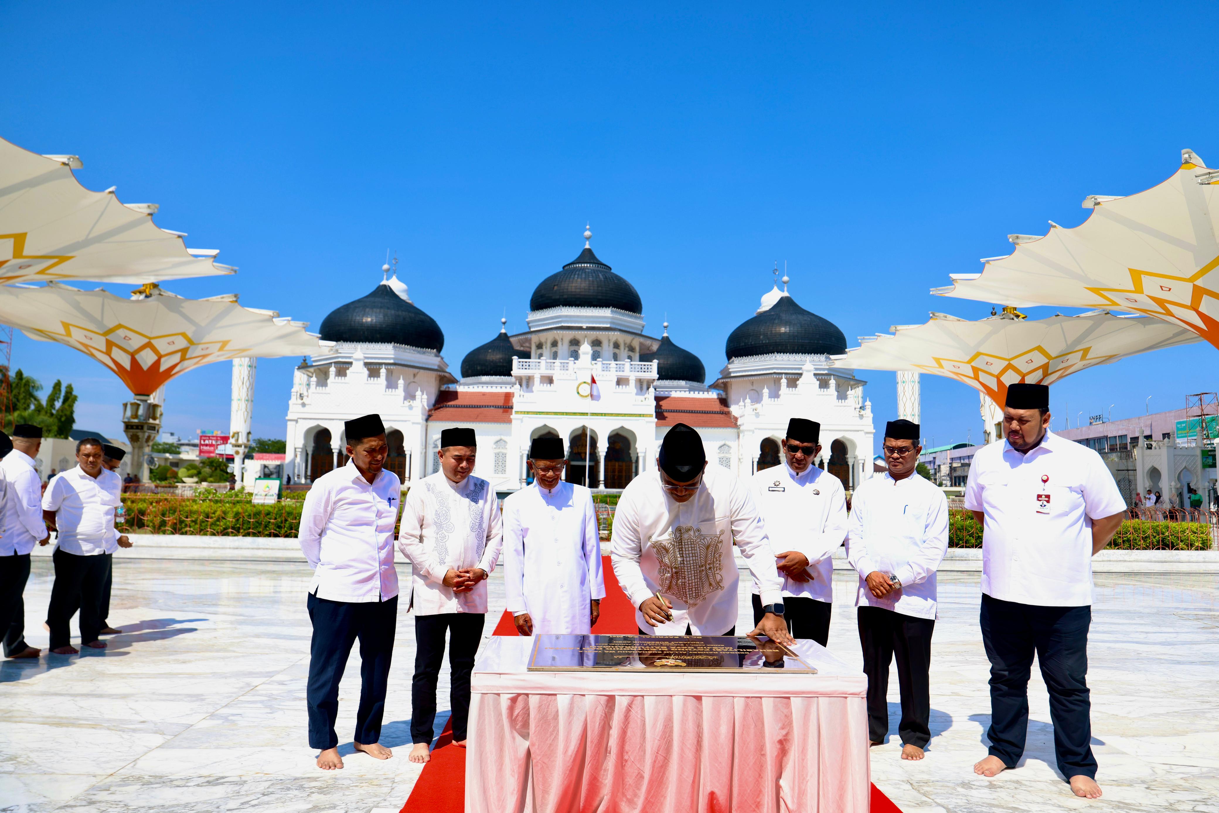 Pj Gubernur Safrizal Resmikan Rehabilitasi Payung Elektrik dan Lantai Masjid Raya Baiturrahman