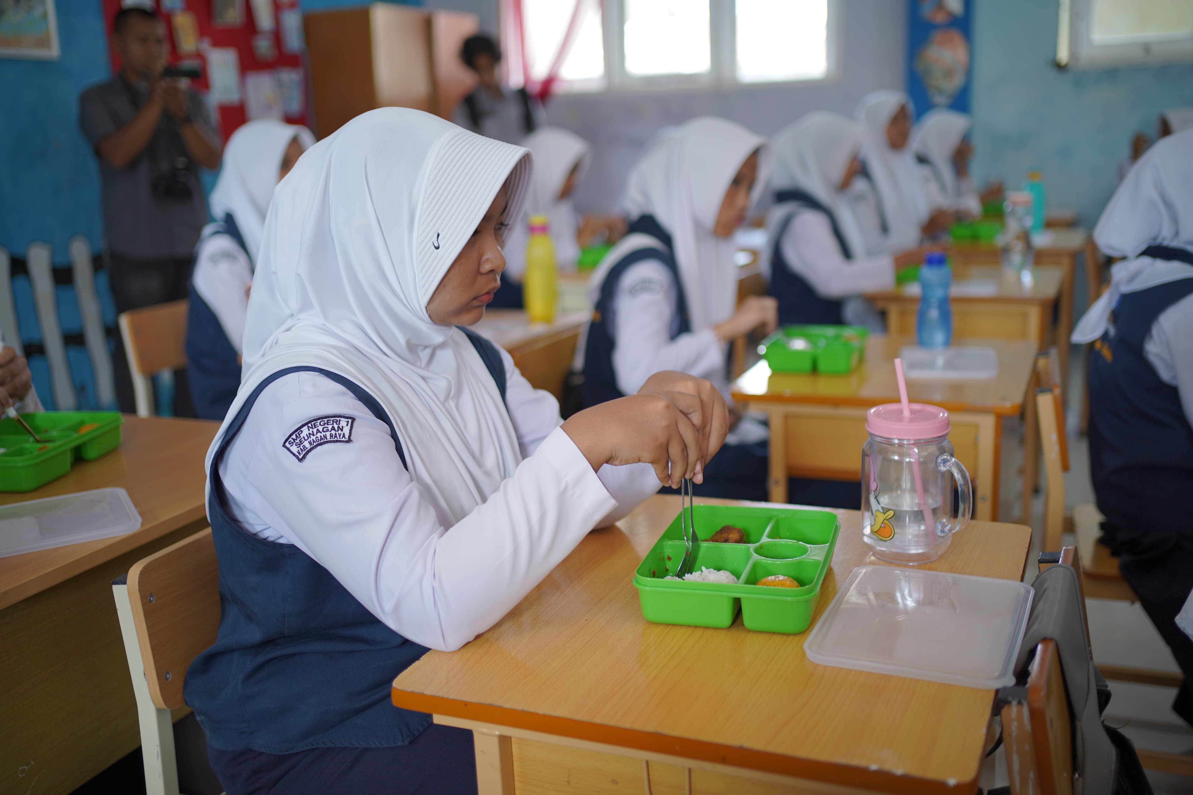 3.440 Siswa Nikmati Makan Bergizi Gratis Perdana di Nagan Raya