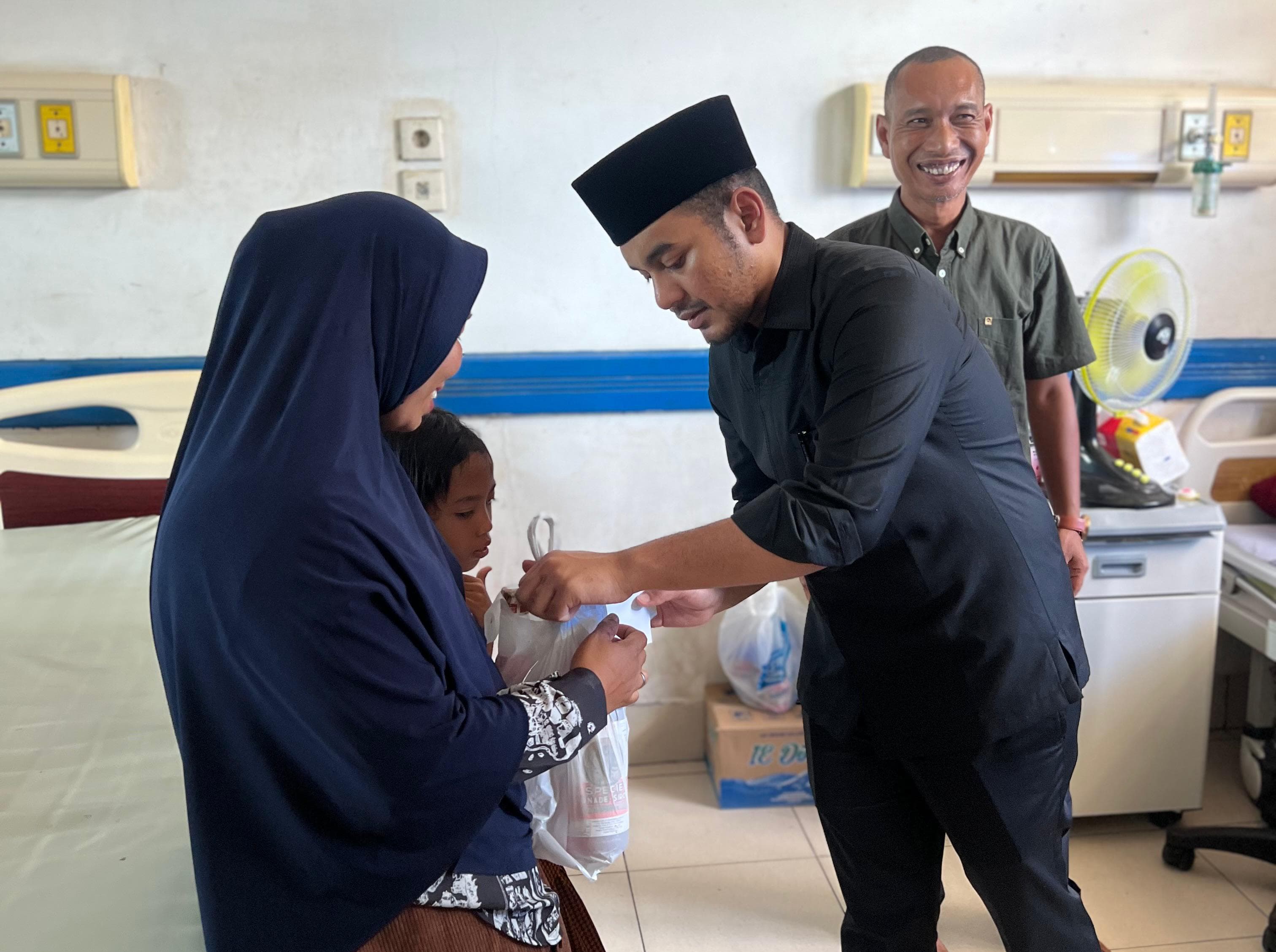 Ketua DPRK Bagikan Sembako & THR kepada Pasien dan Tenaga Medis di RSUD SIM
