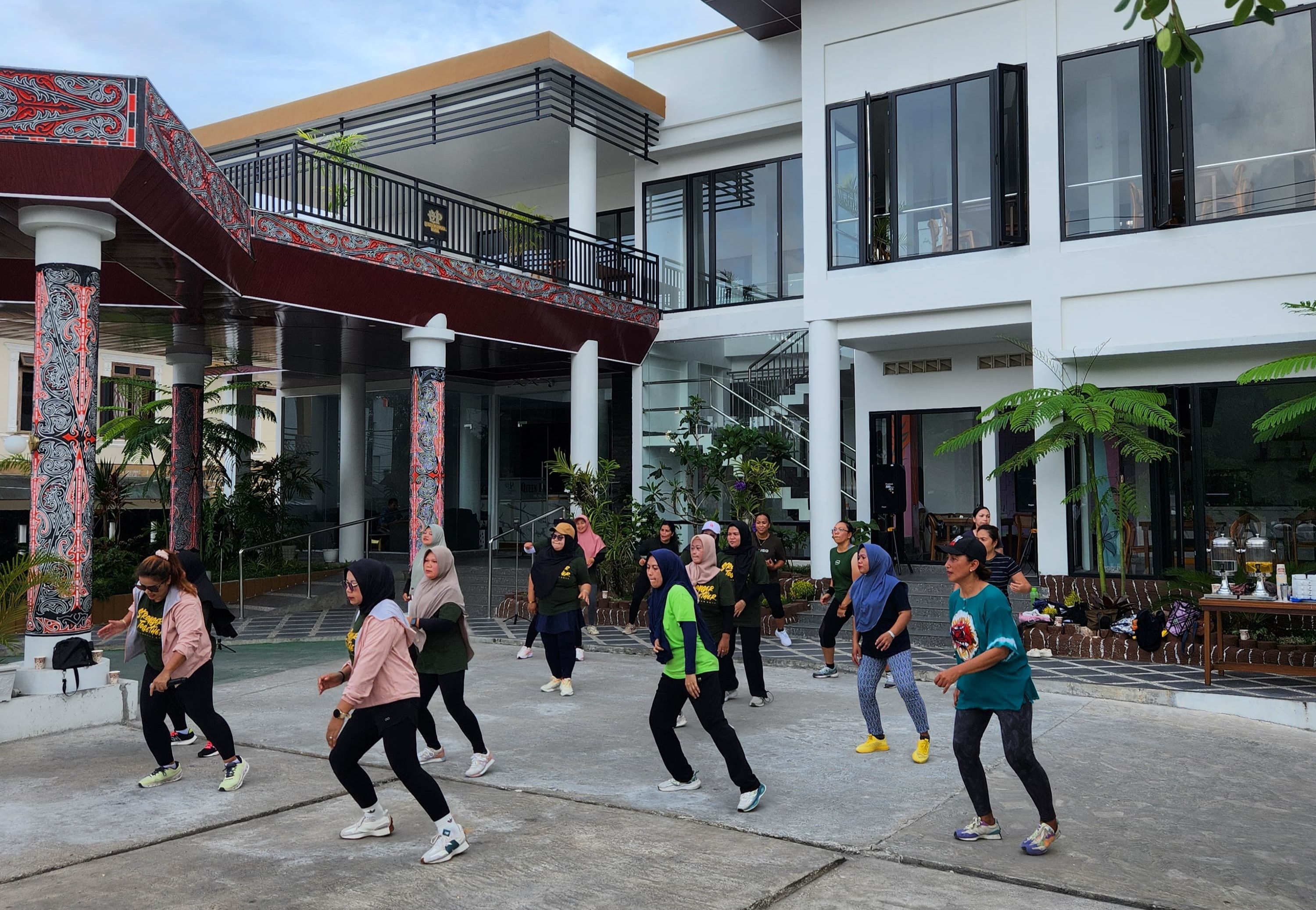 Queen Parrona Hotel Siborong-borong Gelar Senam Bersama dan Donor Darah
