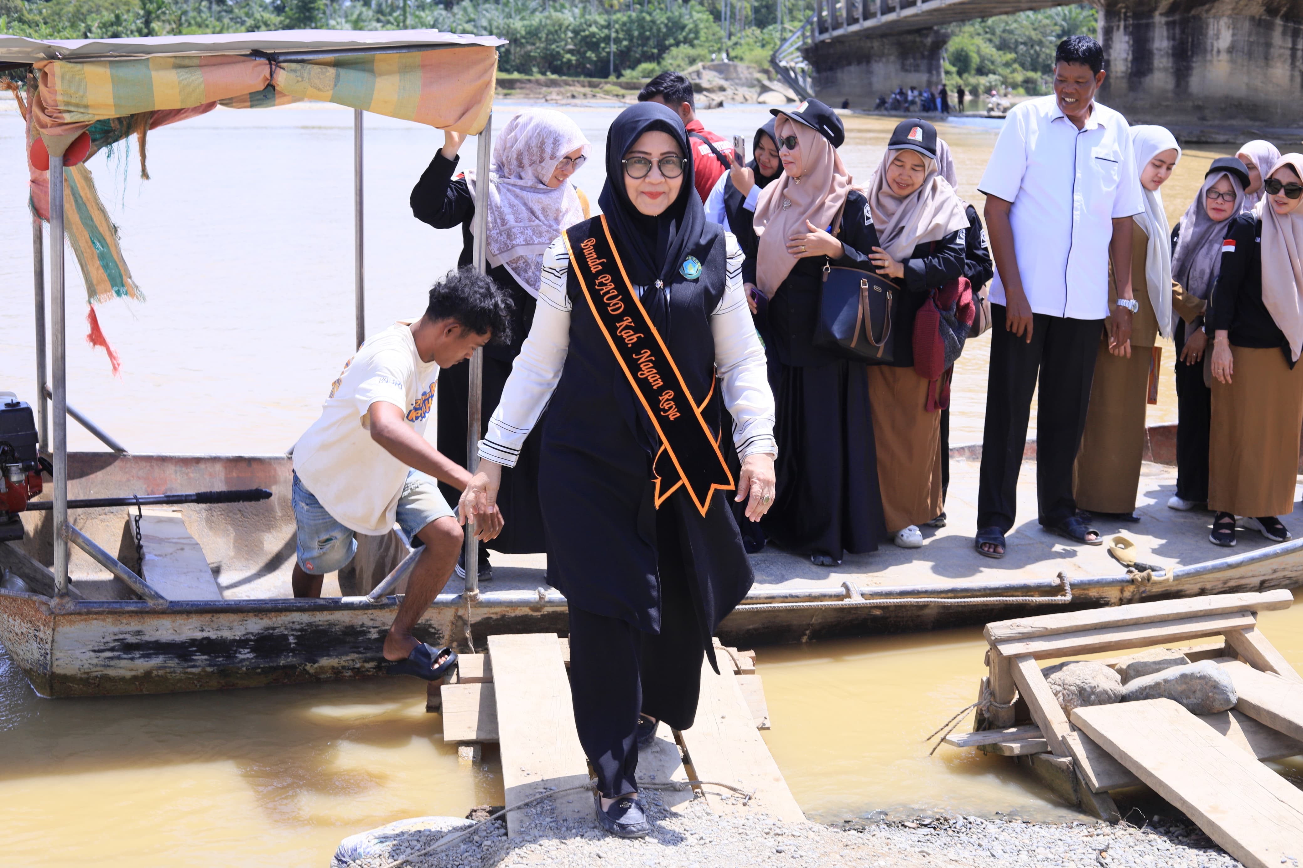 Naik Rakit Lintasi Krueng Nagan, Bunda PAUD Nagan Raya Kunjungi Desa ...