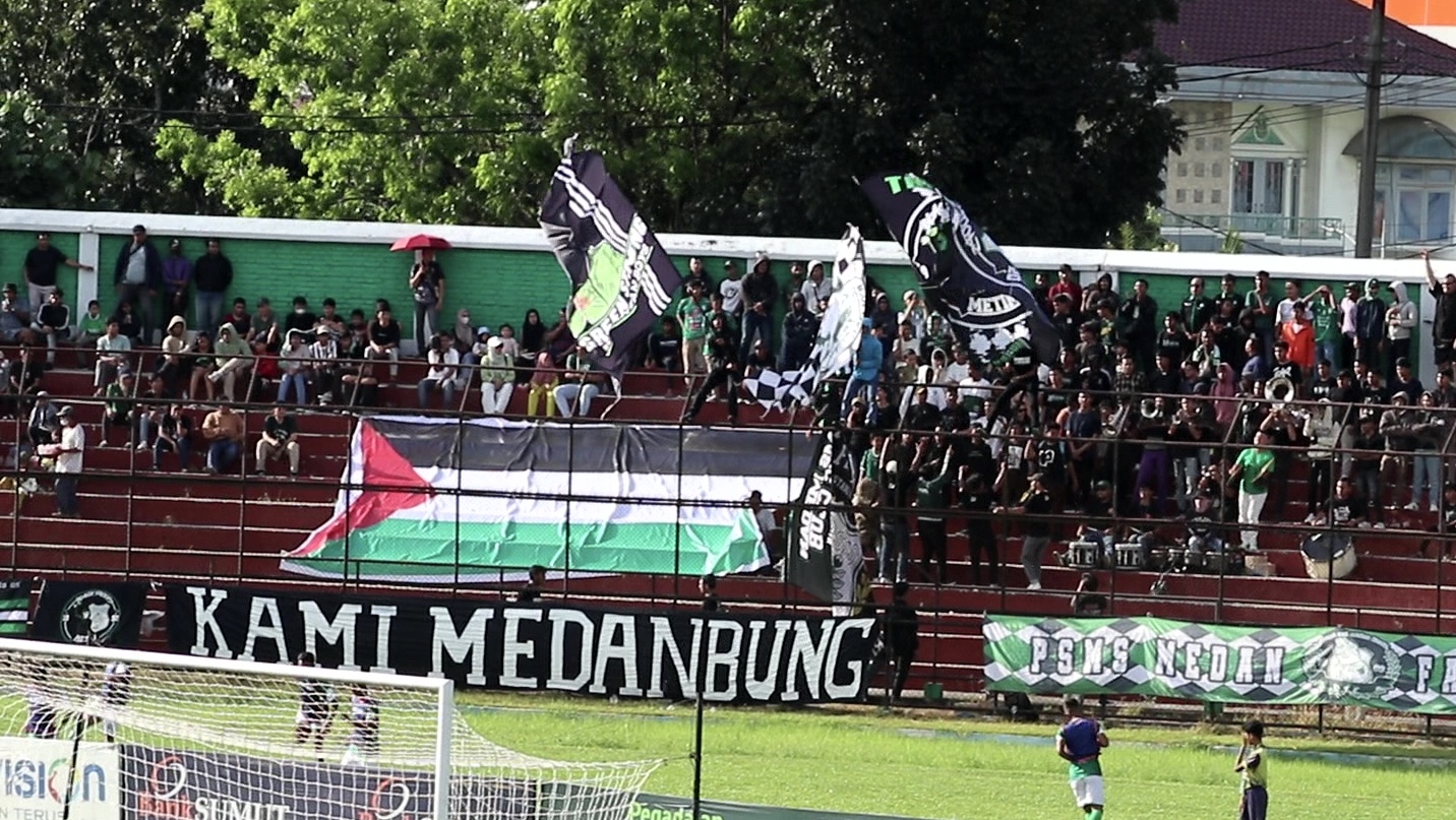 Suporter PSMS Kompak Kibarkan Bendera Palestina di Teladan