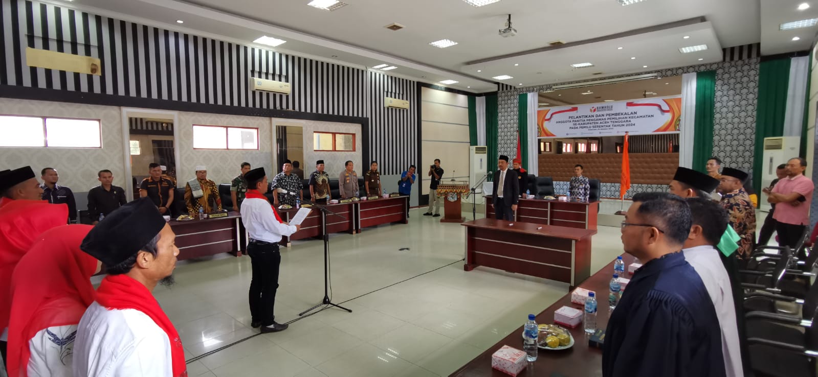 Ketua Panwaslih Agara Lantik 48 Panwascam: Harus Disiplin dan Berintegritas Tinggi