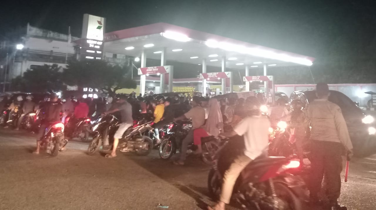 BBM Langka, Antrean Kendaraan Mengular di SPBU Tapaktuan