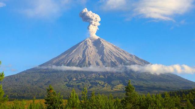 10 Gunung dengan Pemandangan Menakjubkan di Indonesia, Jadi Favorit ...