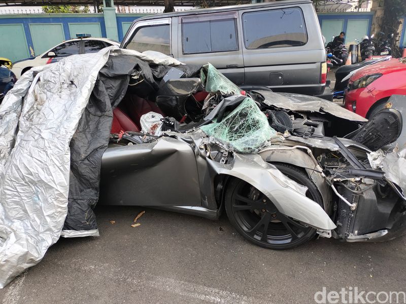 5 Fakta Porsche Tabrak Truk, Mobil Terseret 150 M-Sopir Tewas